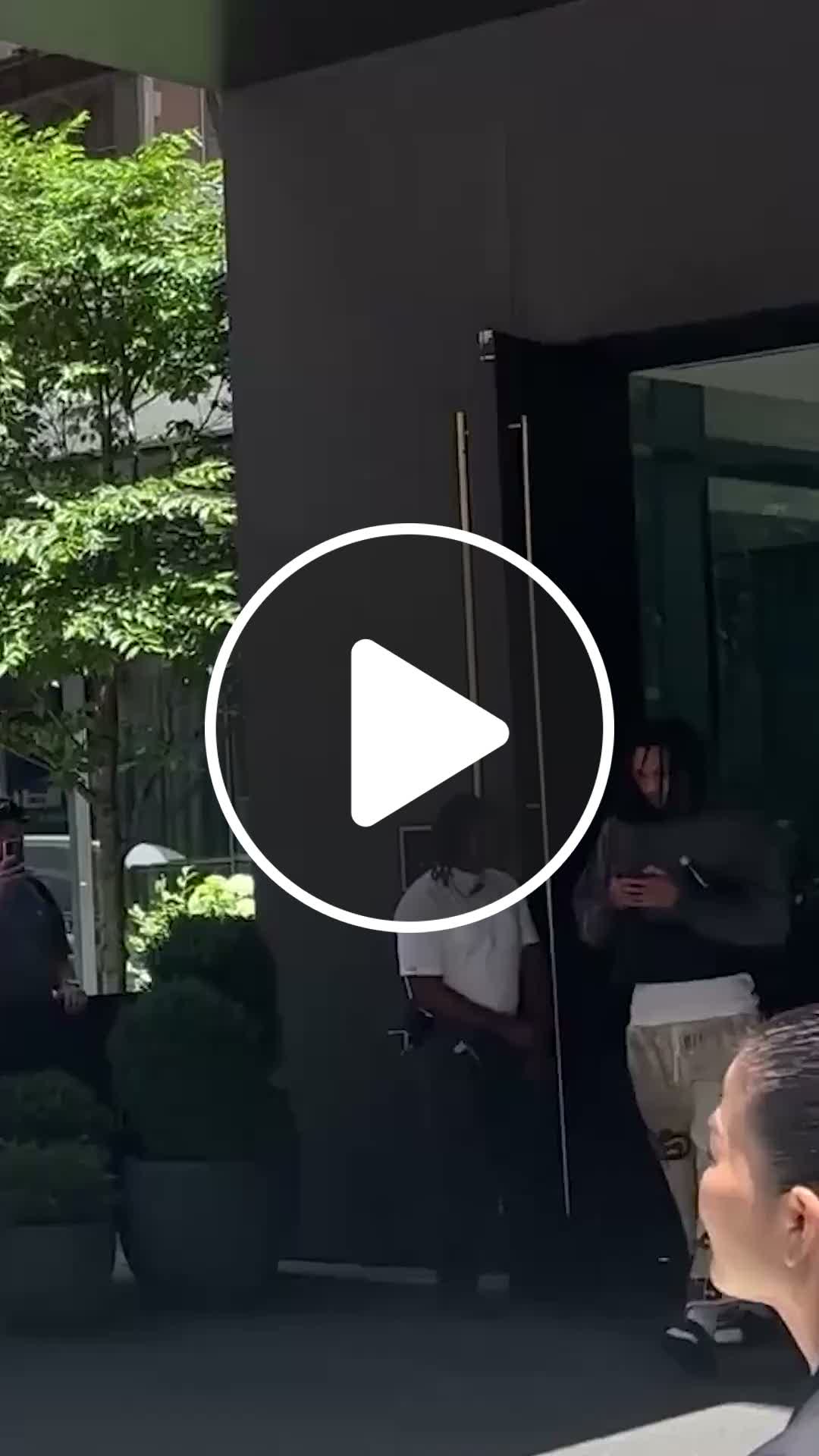 NYers boo Spurs as they leave fancy NYC hotel - NewsBreak