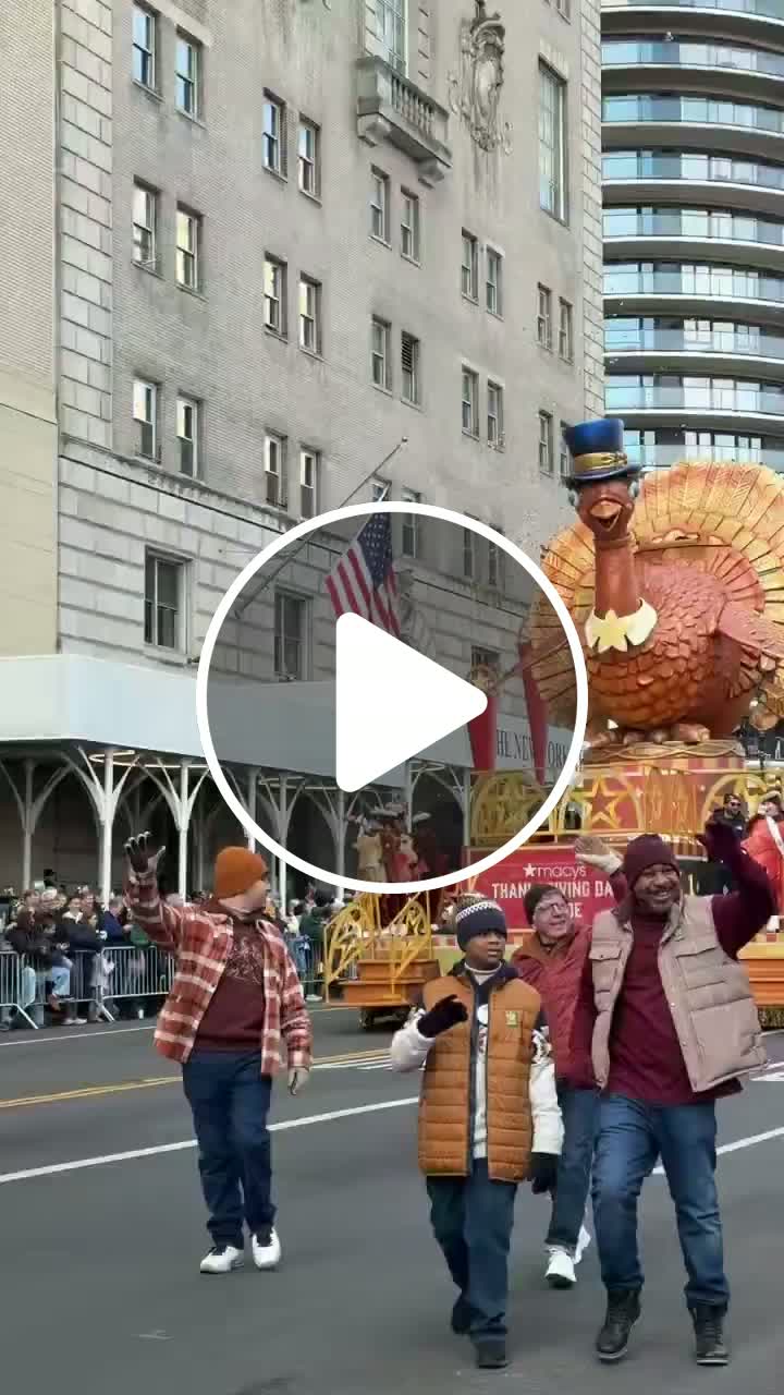 Spectacular human-powered peacock float dazzles at Thanksgiving Parade ...