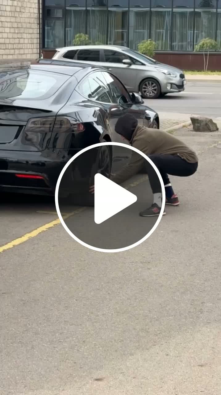 This guy liked Tesla s wheels better made with AI - NewsBreak