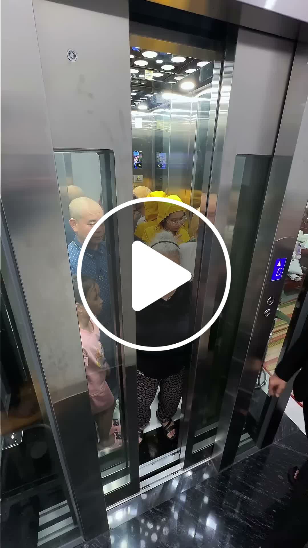 The elevator is full, please help! #kindness #respect #goodman #happy # ...