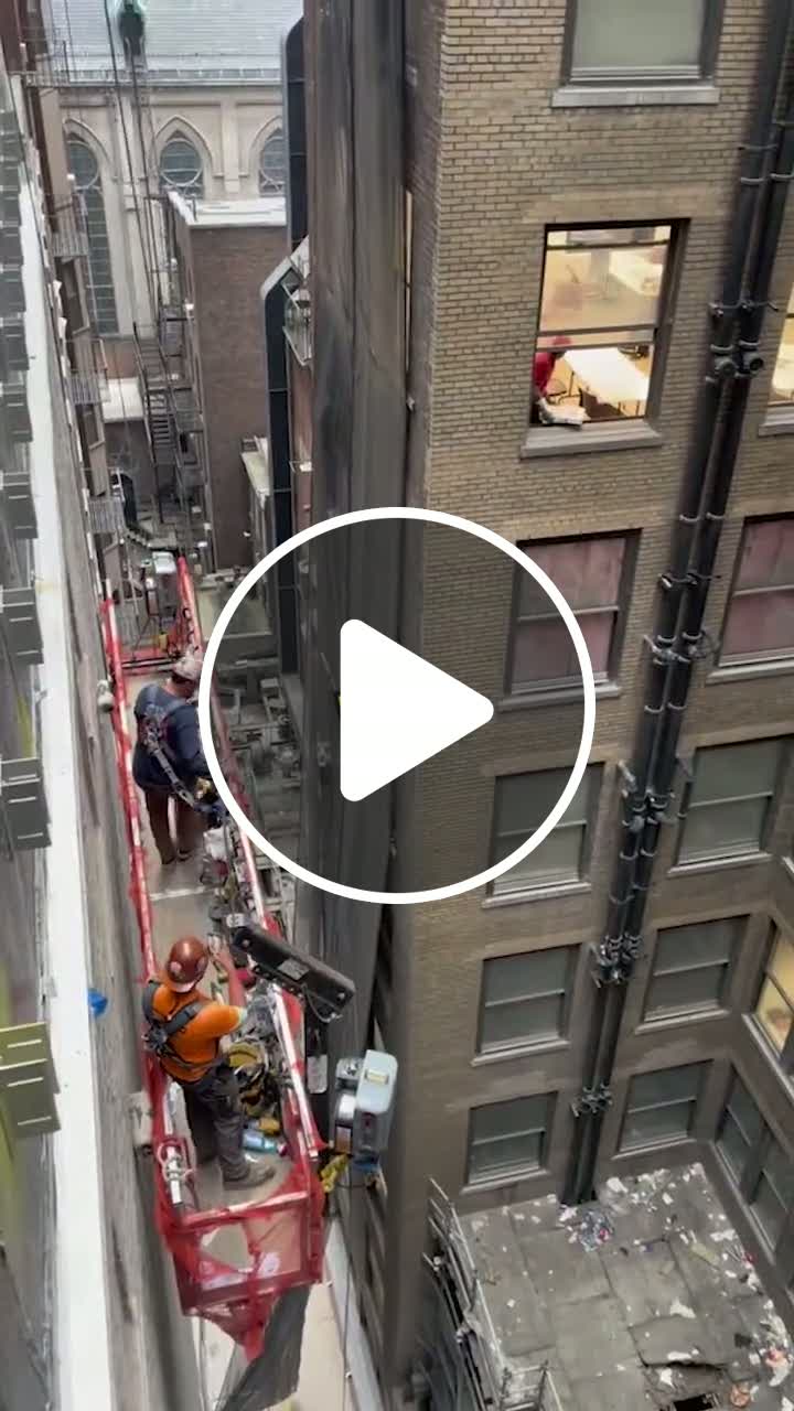 Stranger Throws Pizza to Grateful Construction Workers - NewsBreak