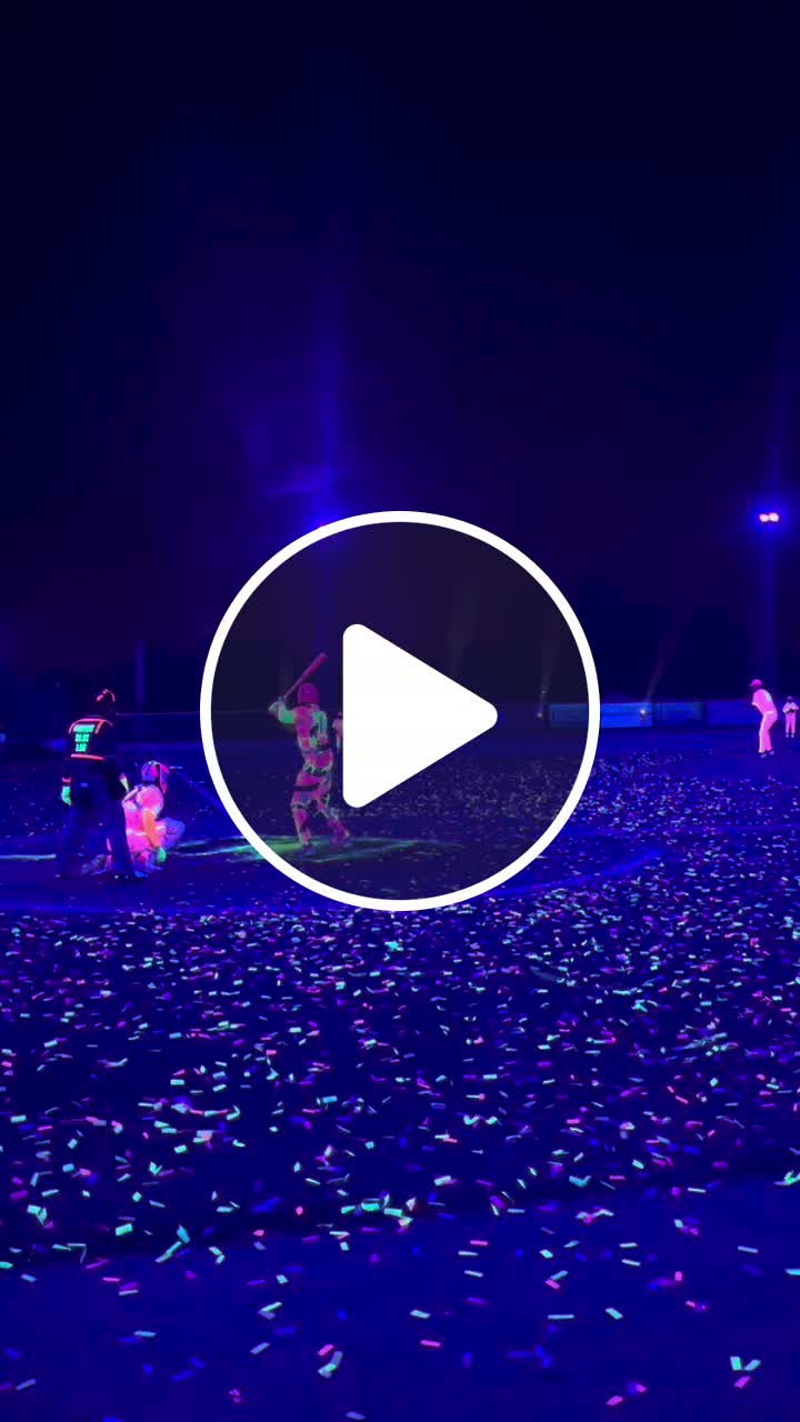 #TooFunnyToScroll Always making my guy @maxfries3 work over there at ...