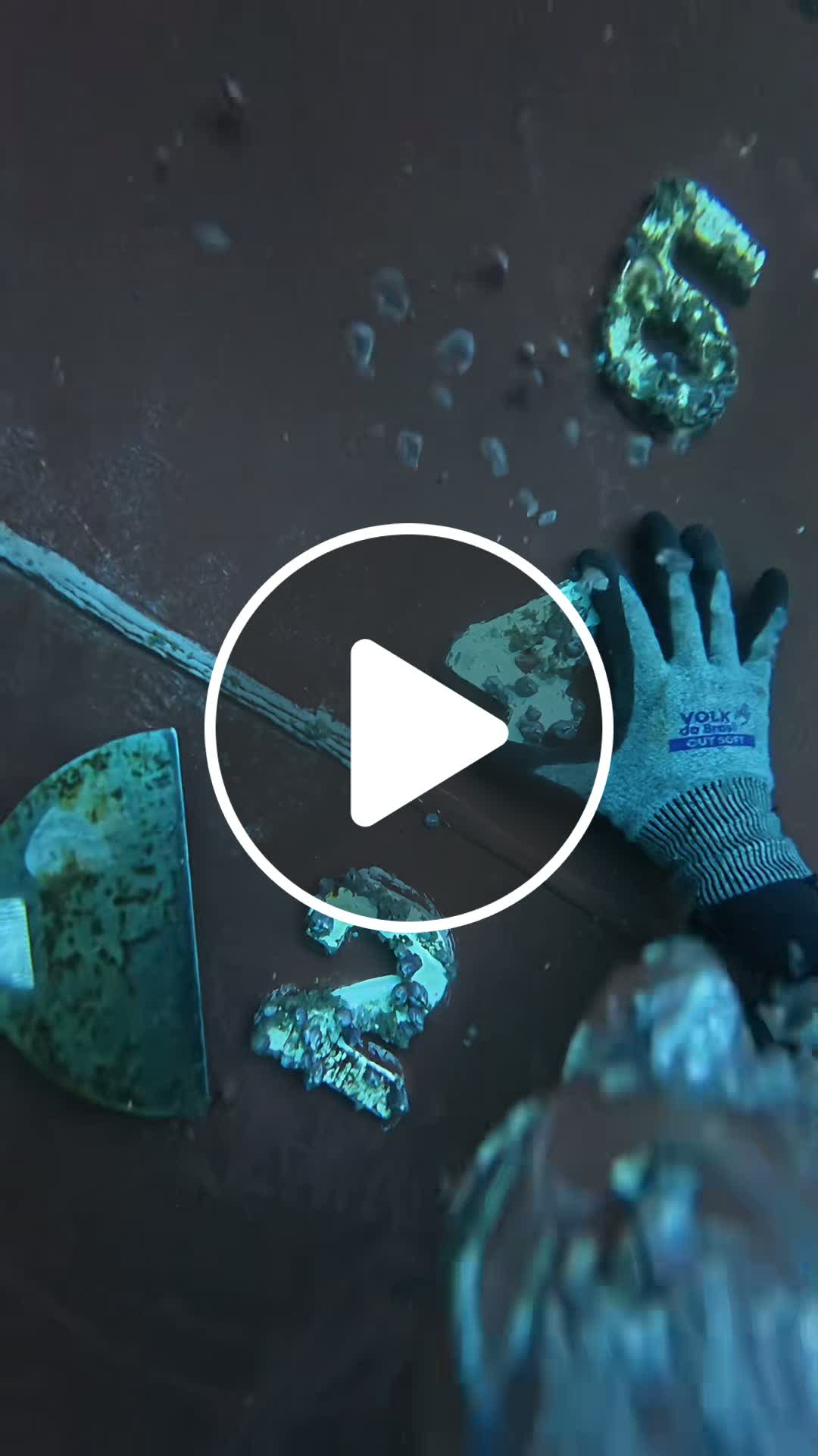 Limpeza manual remoo de cracas do calado do navio com esptula 03 ...