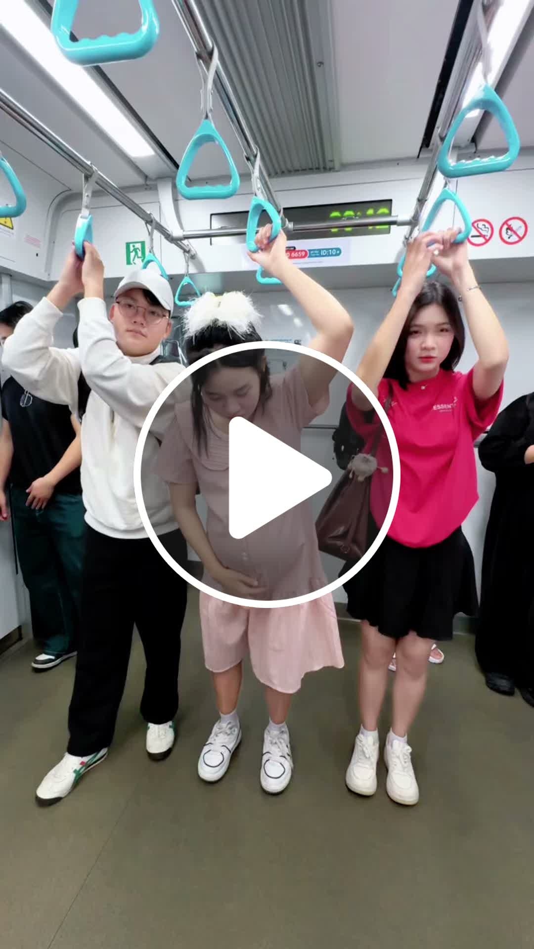 A kind and warm-hearted young man #kindness #respect #help - NewsBreak