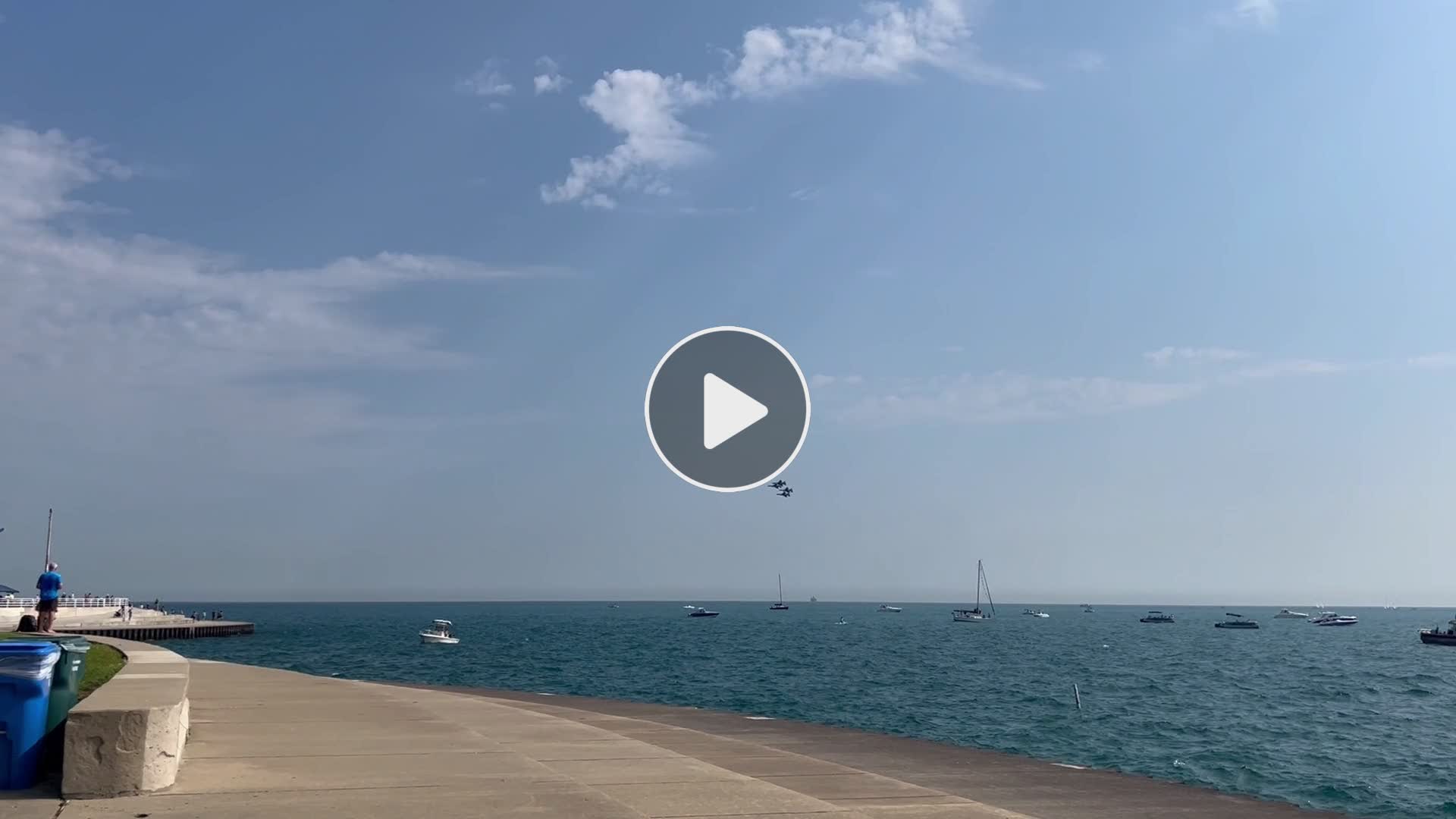 Jet flies at incredible speed during Chicago Air and Water Show ...