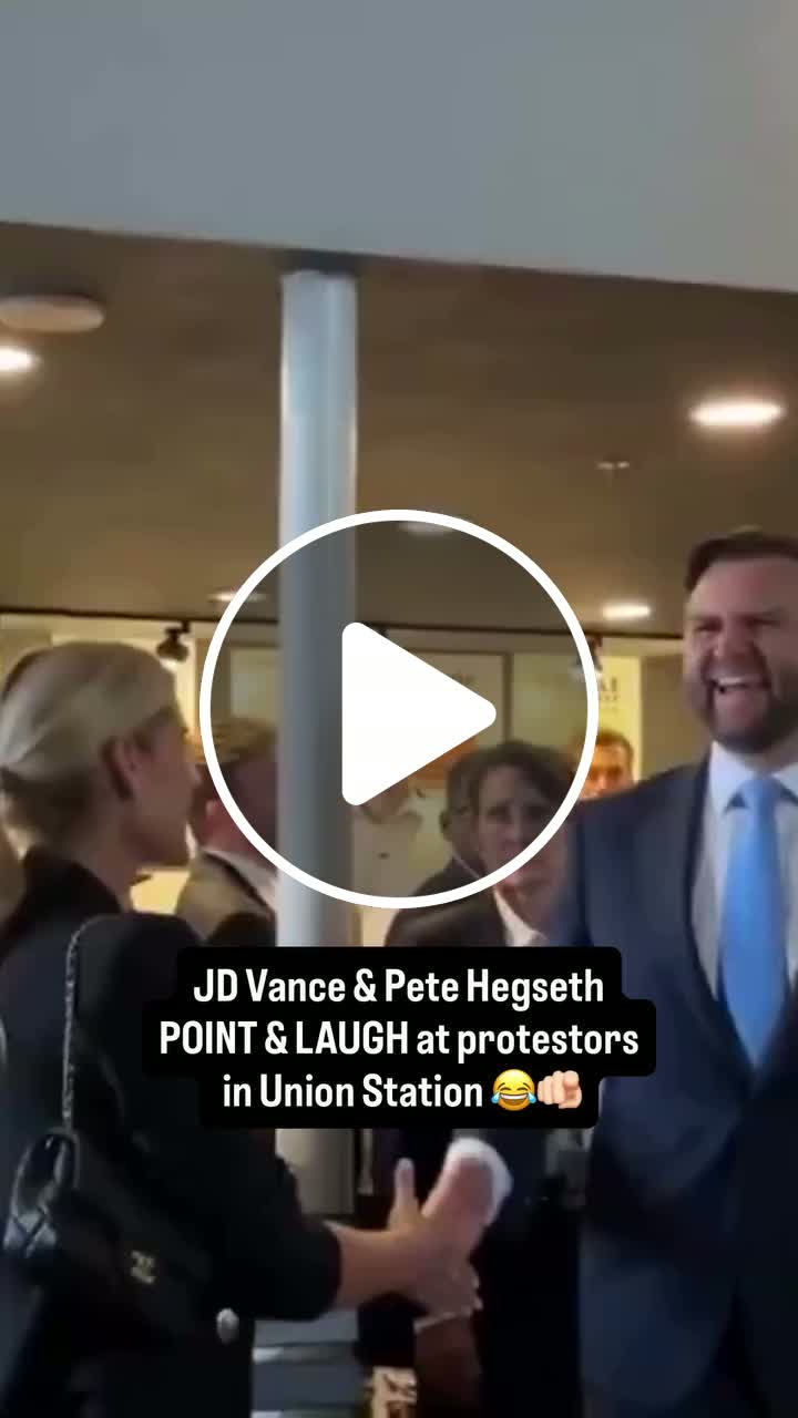 JD VANCE & PETER HEGSETH POINT AND LAUGH AT protestors in Union station ...