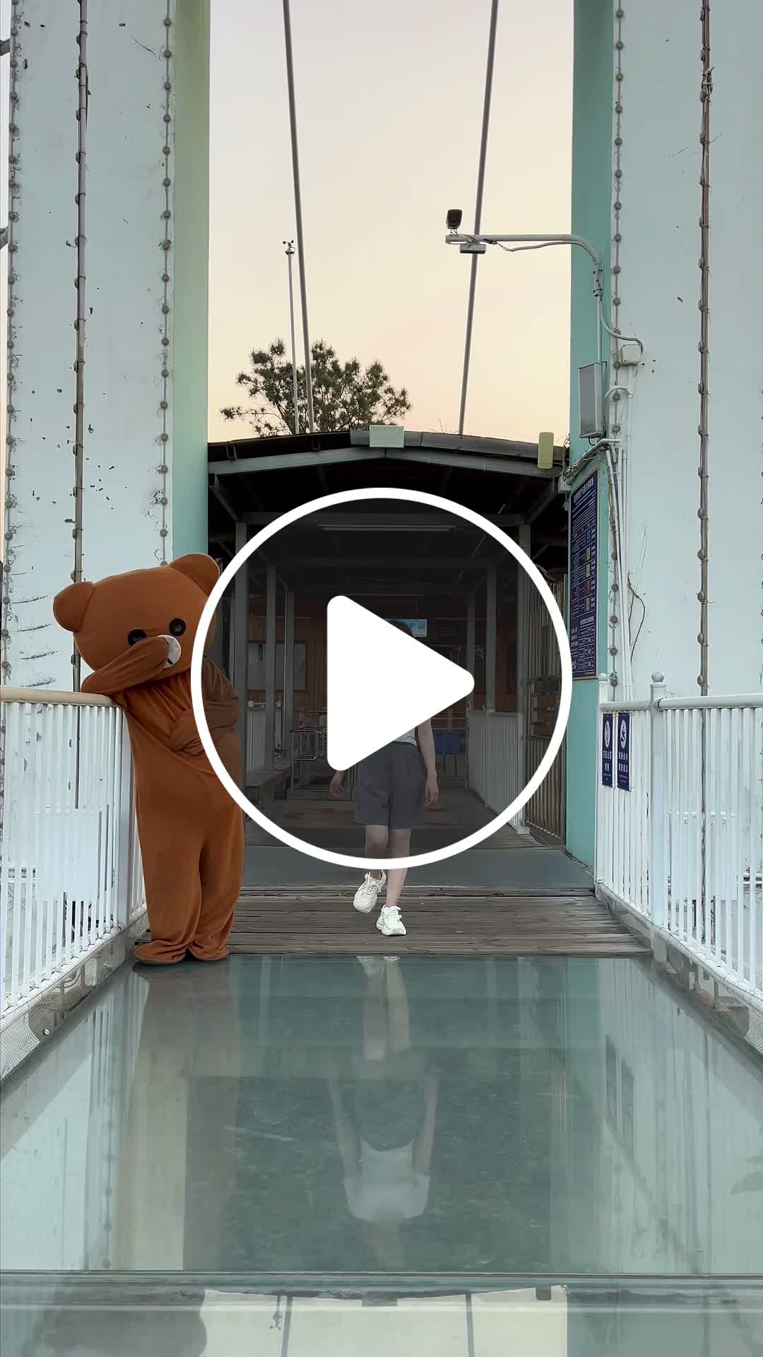 This girl crosses the glass suspension bridge like this - NewsBreak