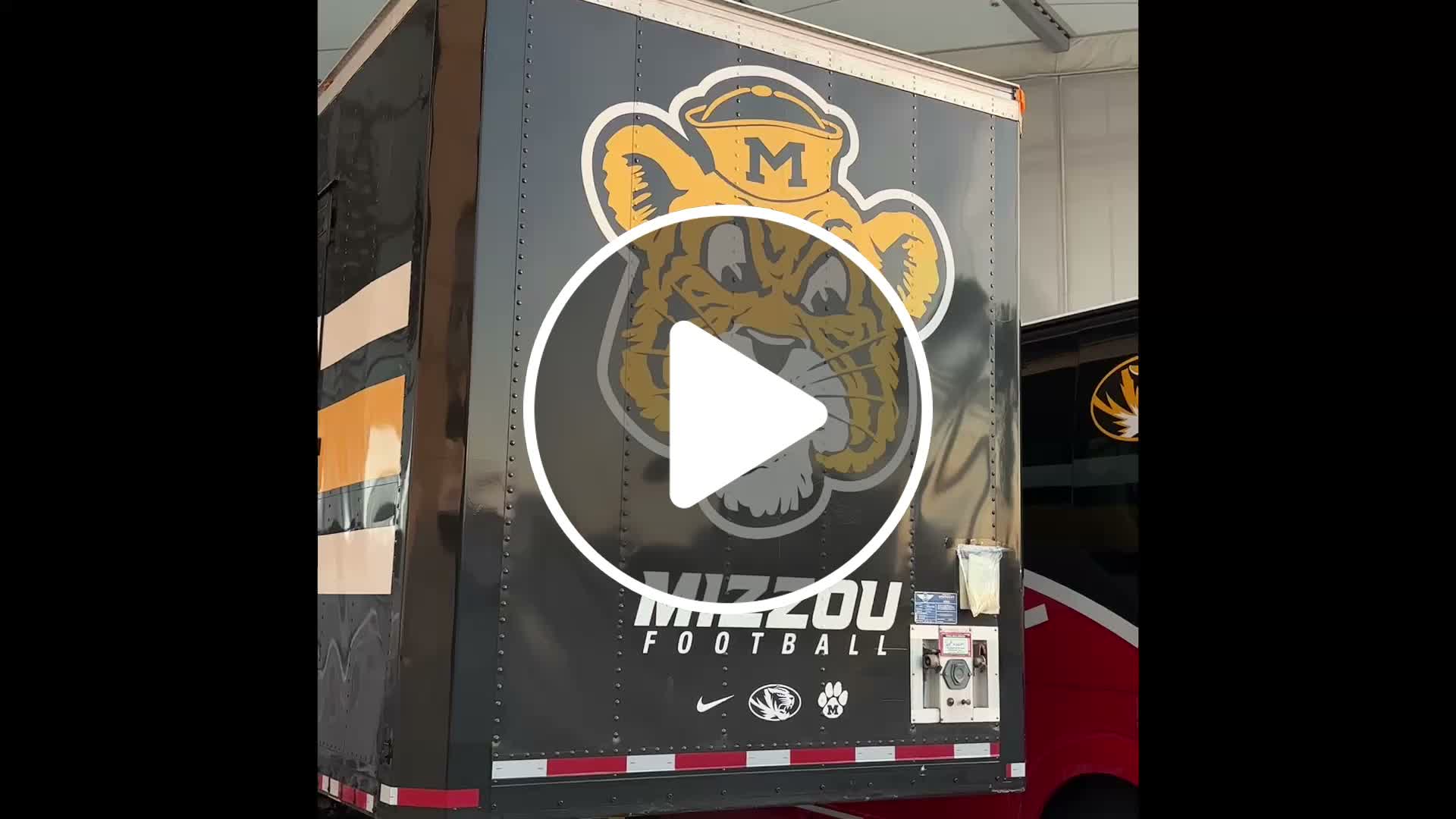 Missouri, Virginia fans enjoy TaxSlayer Gator Bowl tailgating, Flex ...
