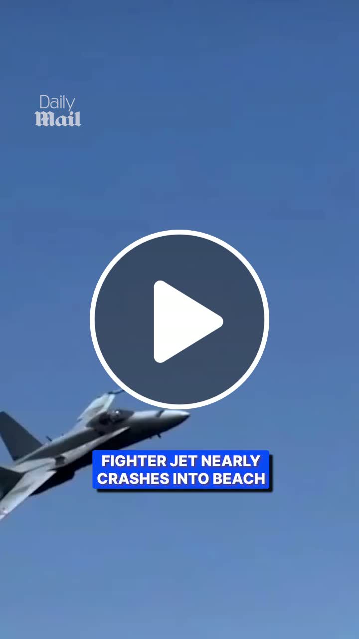 This is the terrifying moment tourists screamed as a fighter jet ...