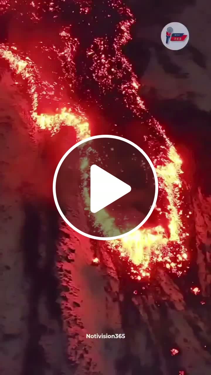 Stunning New Year's Day eruption as molten lava flows from Mount Etna ...