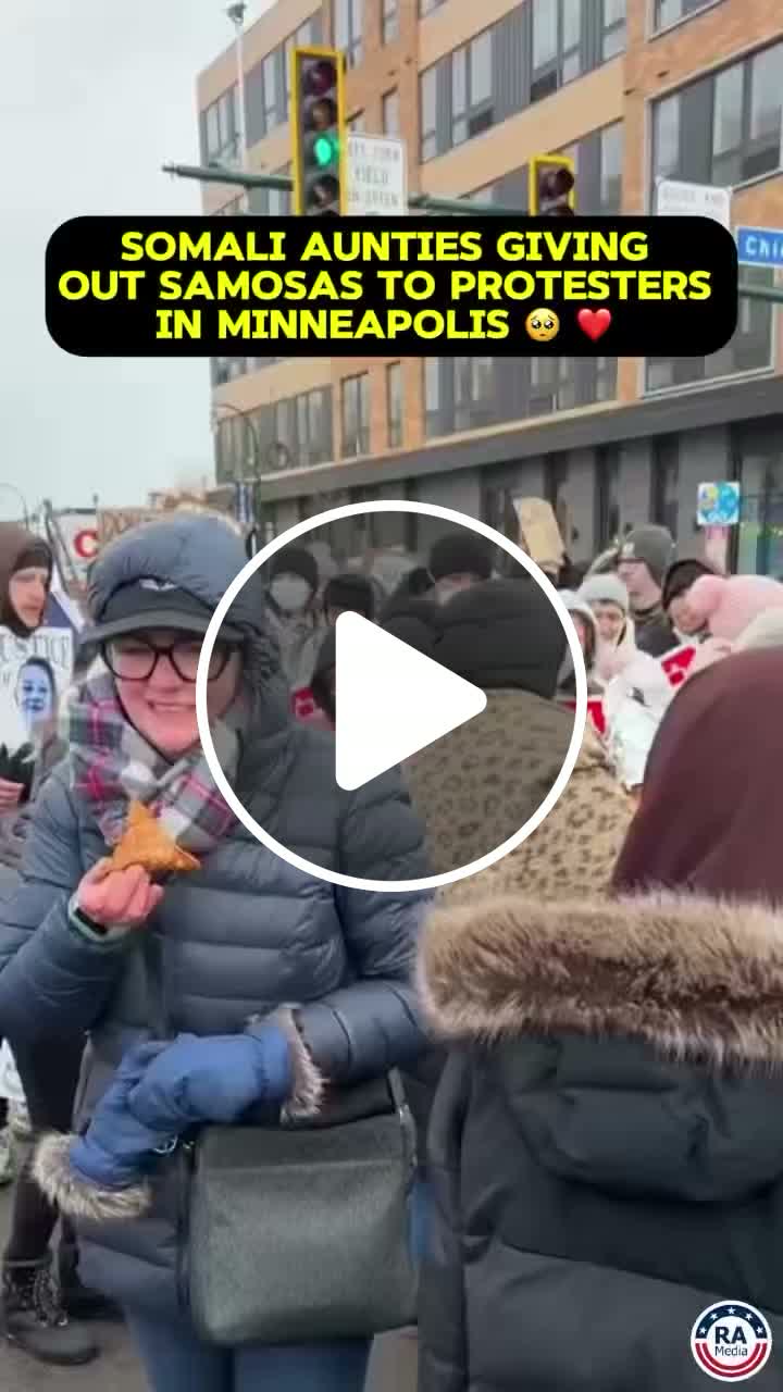 Somali aunties giving out samosas to protesters in Minneapolis - NewsBreak
