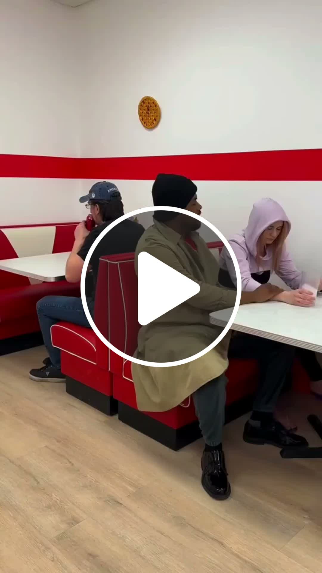 The police were already in the diner! - NewsBreak