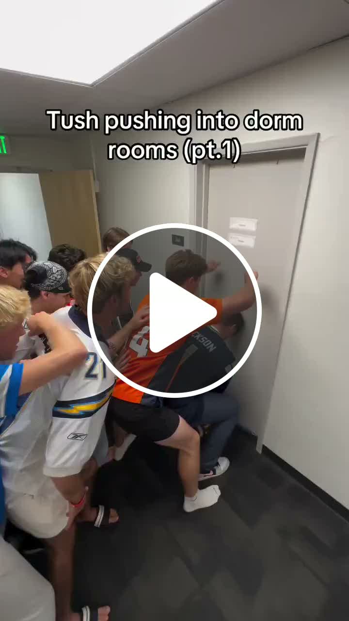 𝗧𝗥𝗘𝗡𝗗𝗜𝗡𝗚: A group of college students PRANKED students by Tush Pushing ...
