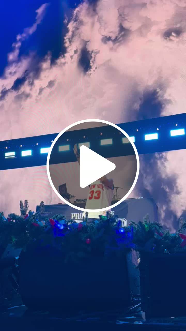 The happy smiley face Nelly on stage - NewsBreak