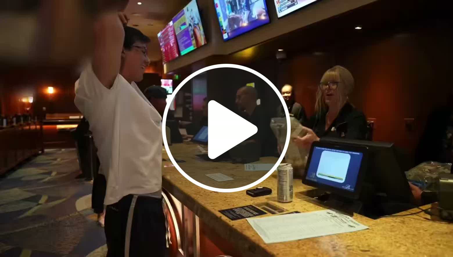 Togi collects the $1,300,000 he won in cash after betting on PSG ...