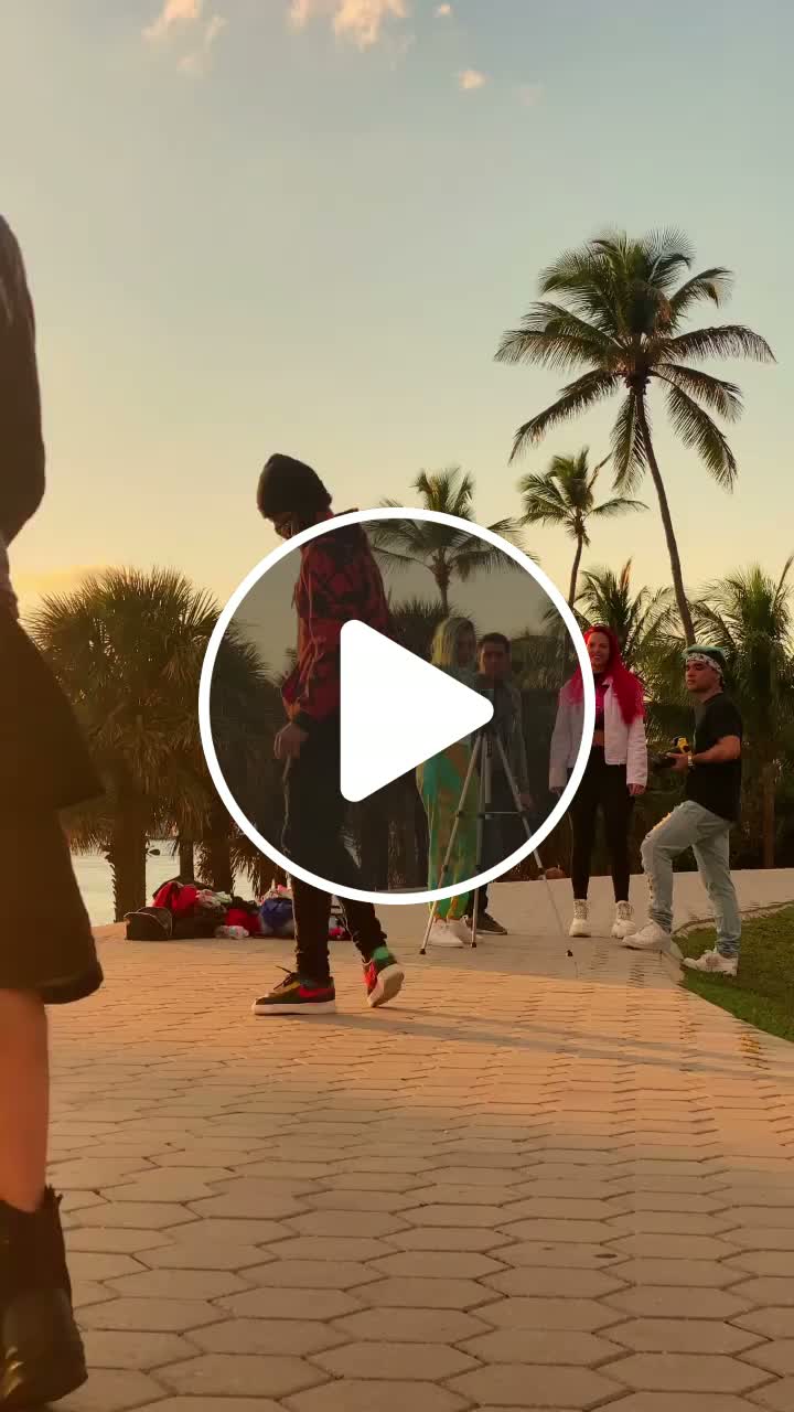 Does anybody recognizes the girl in the back - NewsBreak