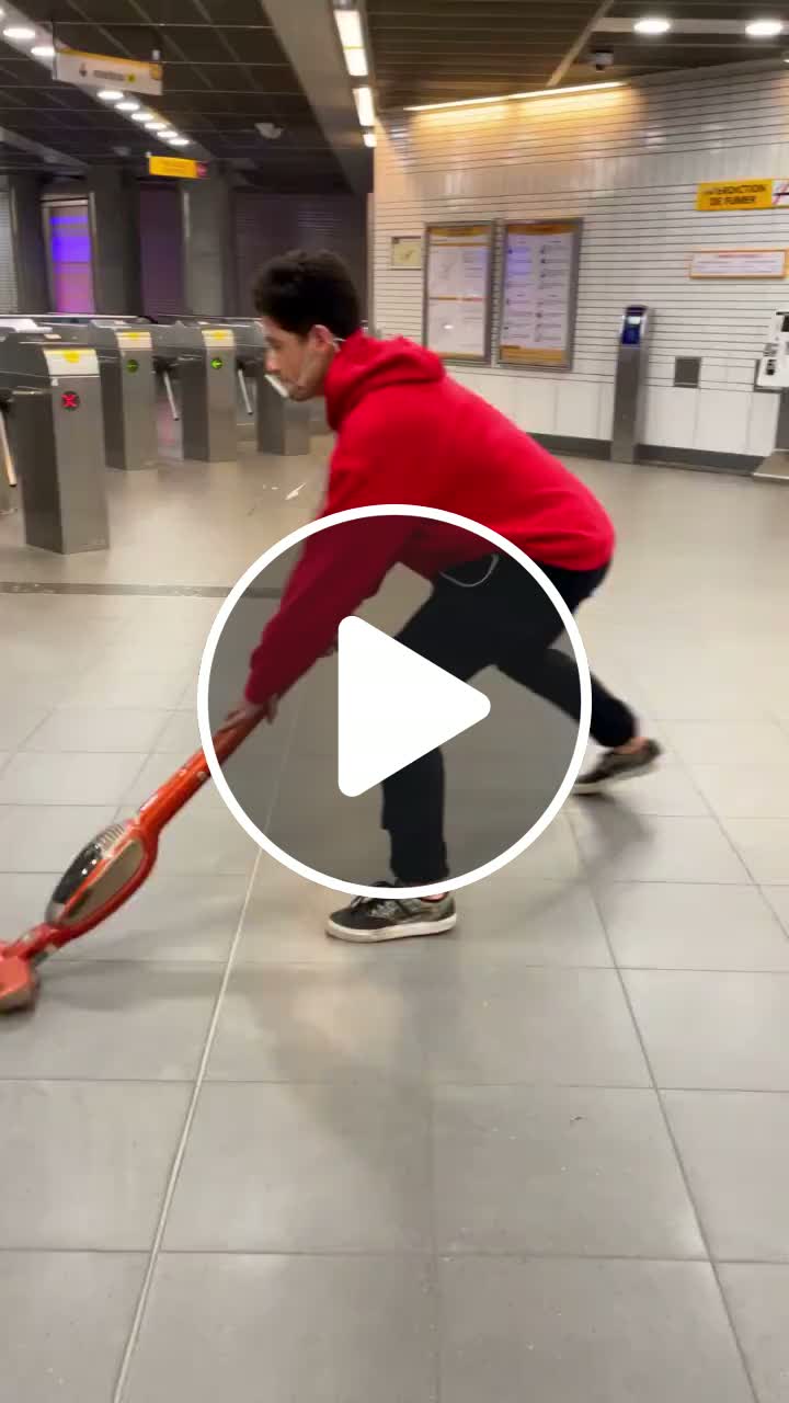 Il a eu peur de moi ou de laspirateur le mec a la fin superboumj ...