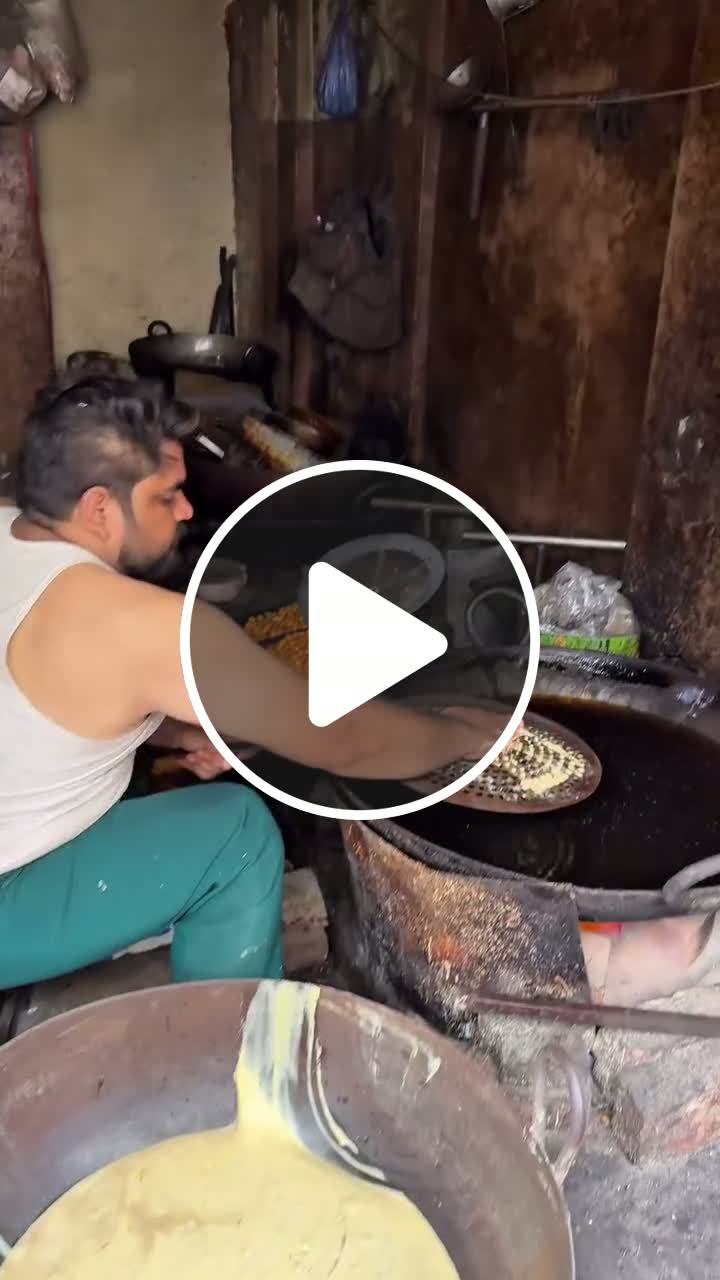 Pulki Making Gawalmandi Ki Ghol Pakori Dahi Ballay Wali Special Pakori ...