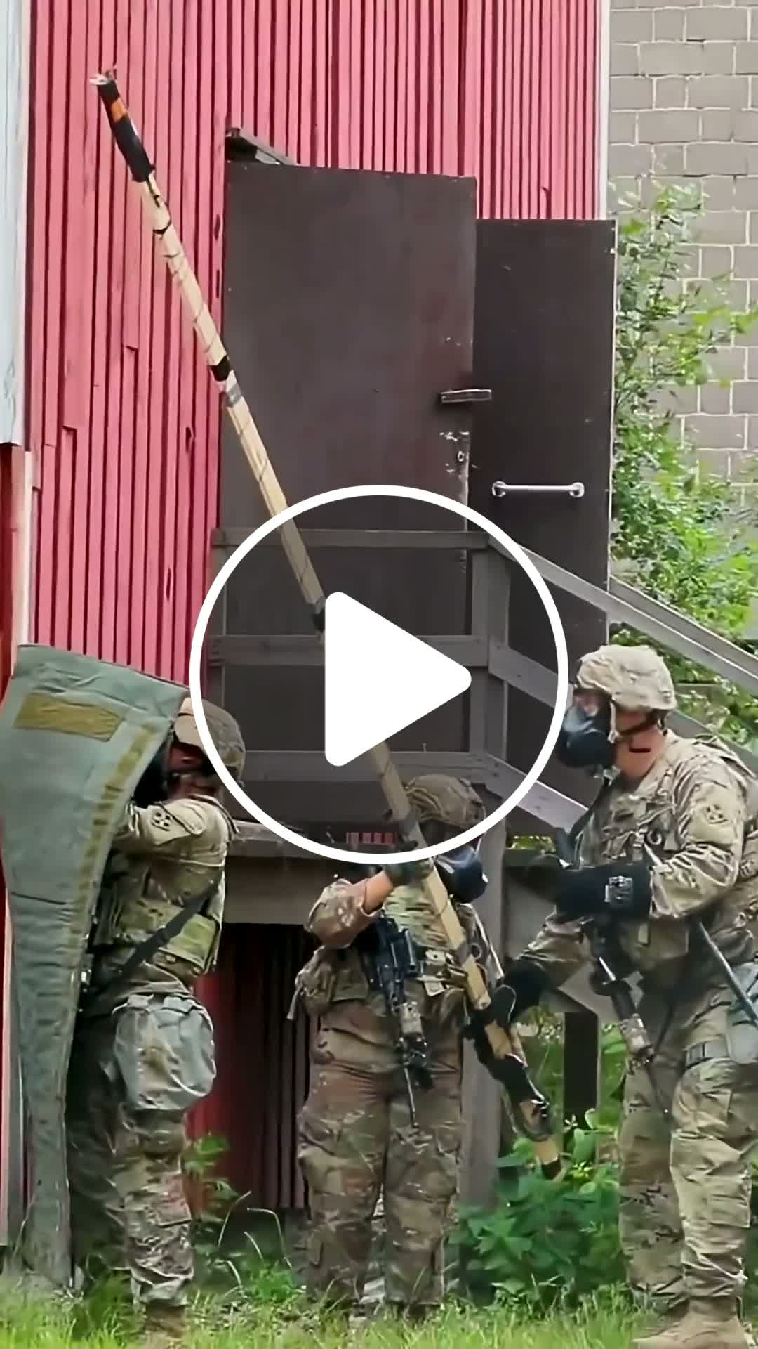Explosive Stick Soldiers Use to Break Windows #military - NewsBreak