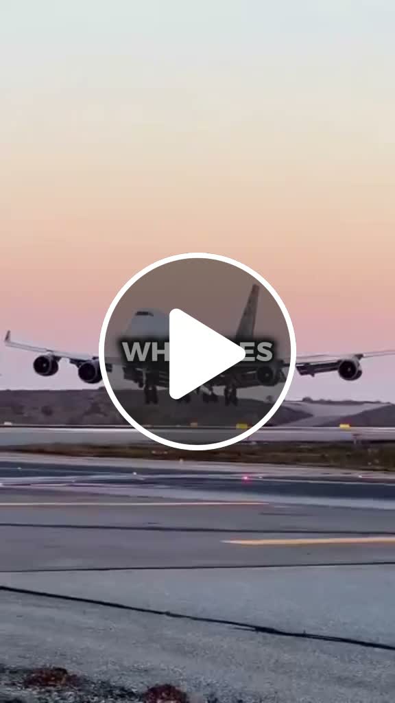 why does the Boeing 747 cockpit sit so high @boeing #boeing747 #cockpit ...