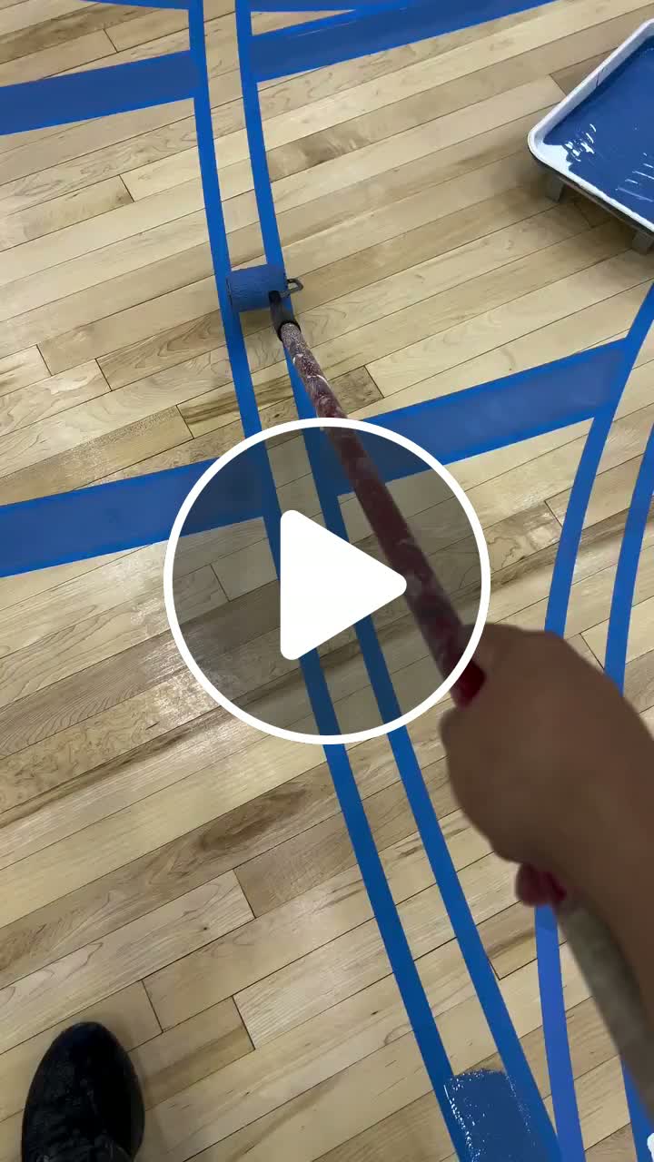 Look how he does the painting with perfect and precise curved lines 😳 ...