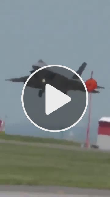 Epic F – 22 raptor makes a silky smooth landing - NewsBreak