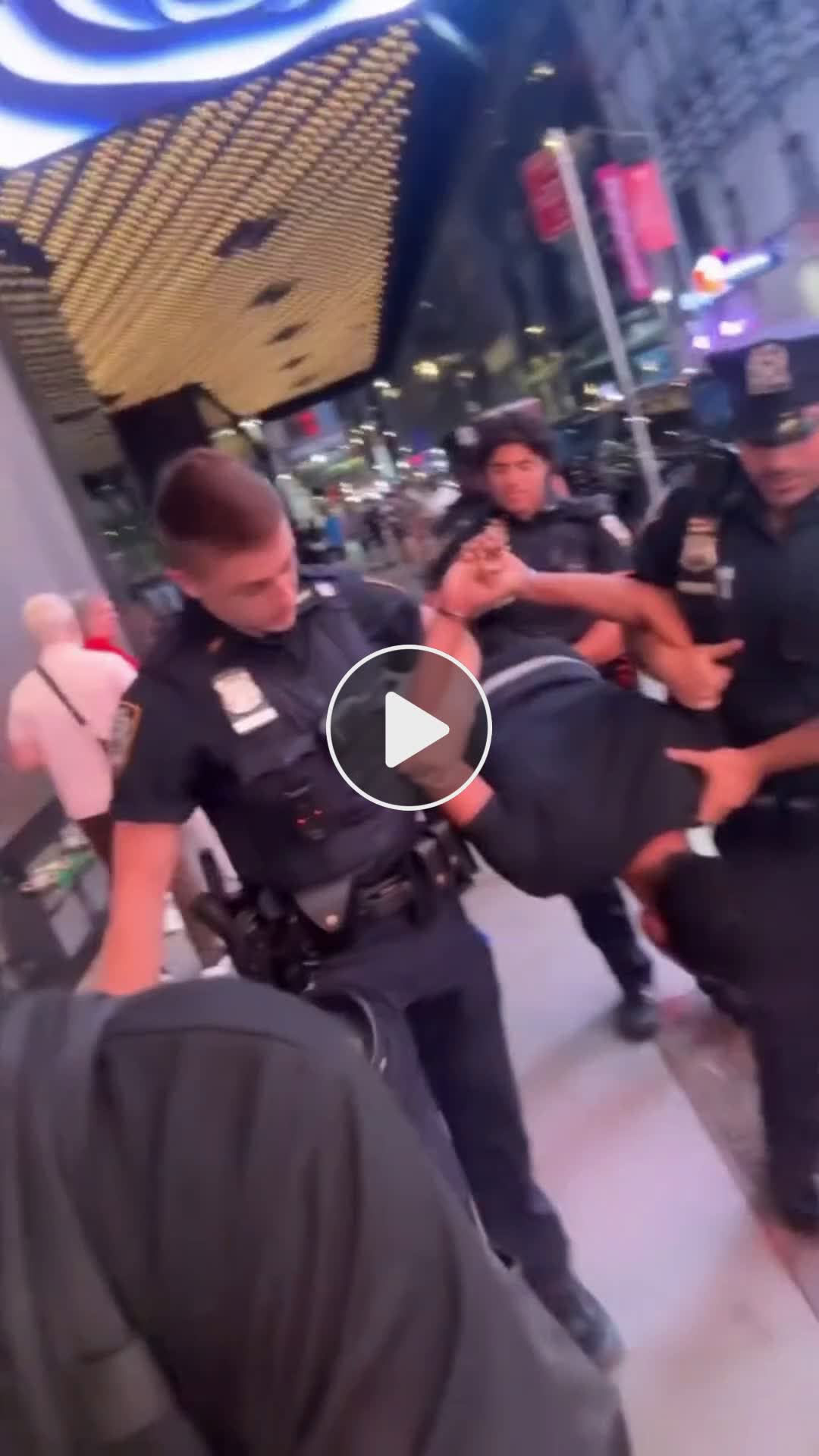 @kidthewiz NYC Is A Never Ending Movie !! 🤯😂🗽 im guessing the sgt didnt ...