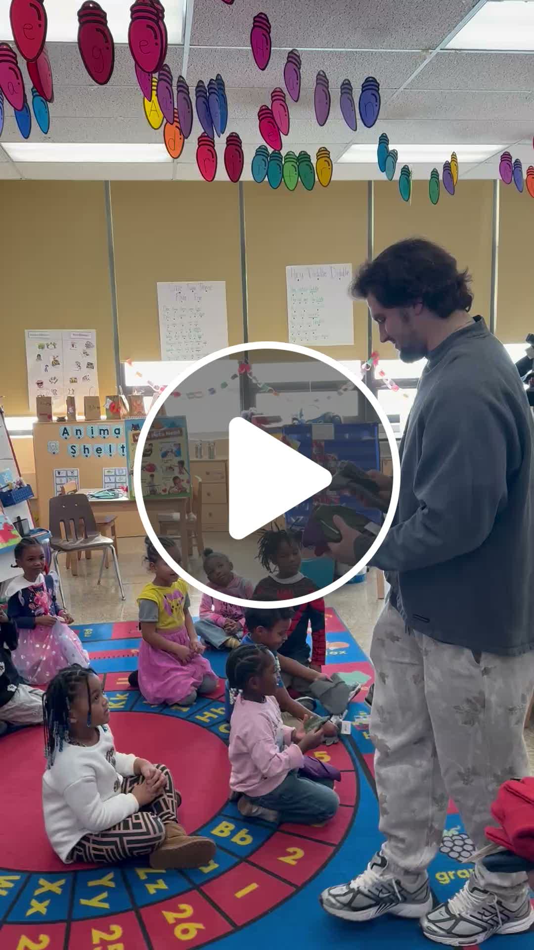 Ohio State defensive end Caden Curry passed out hats and gloves to kids ...