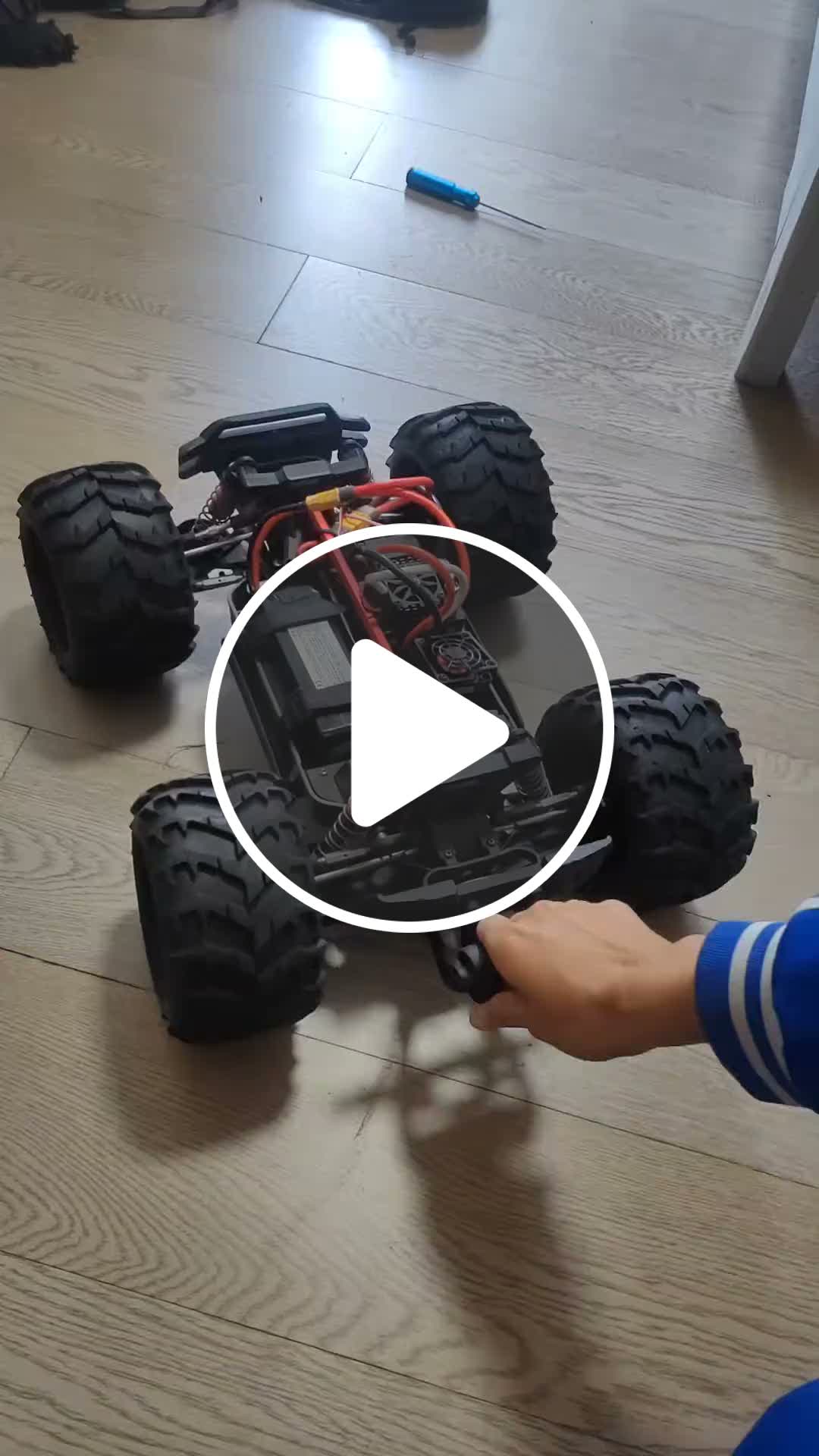 High-speed skeleton RC car wobbles under pressure in Guangdong, China - NewsBreak
