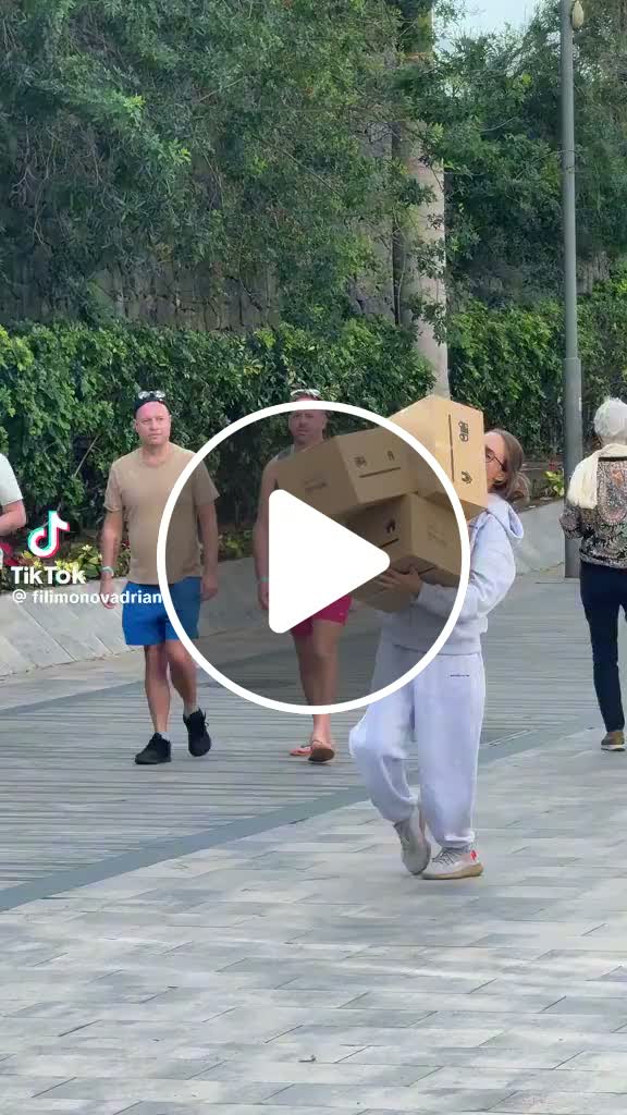 Notice what happens after she changes her outfit. 🤦🏻‍♀️ - NewsBreak