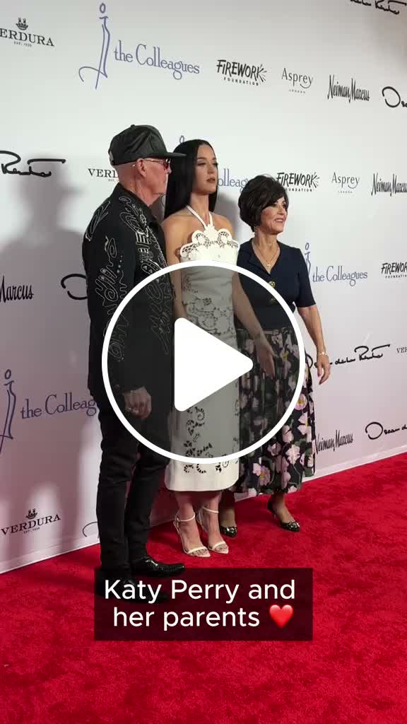 Katy Perry mad an amazing red carpet appearance along with her parents ...