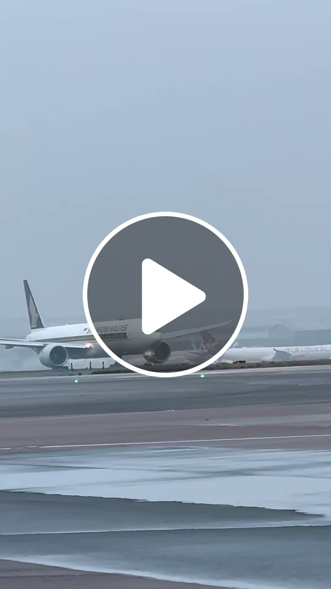 Singapore Airlines B777s epic takeoff from LHR singaporeairline ...