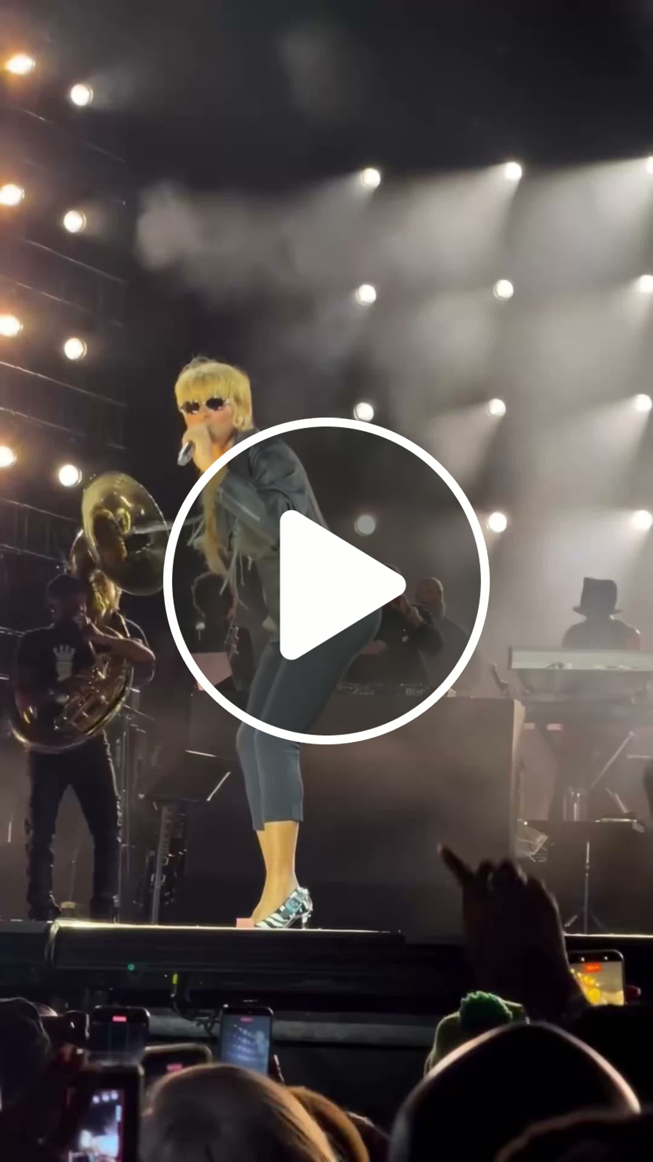 Jazmine Sullivan's rendition of "Need U Bad" at Jay-Z's Roots Picnic ...