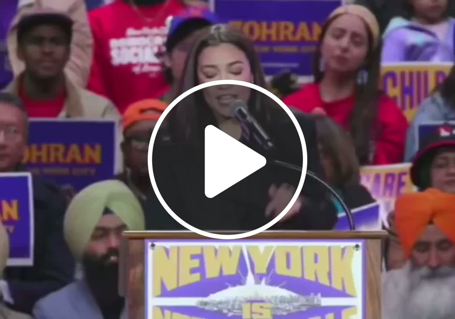 AOC starts screaming into her microphone while speaking at a Zohran ...