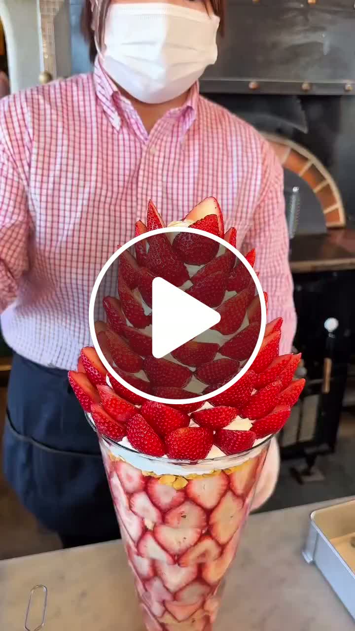 Japan's No. 1 super giant strawberry parfait 🍓 It was so delicious with ...